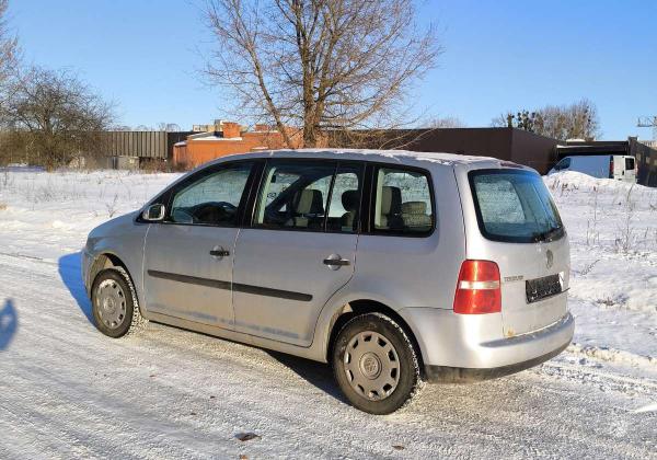 Grey Volkswagen Touran 2003 in Kaunas, with an engine capacity of 1.90 L and mileage of 430 thousand km for 1450 €, photo 4 on AUTOMOTO.COM.LV