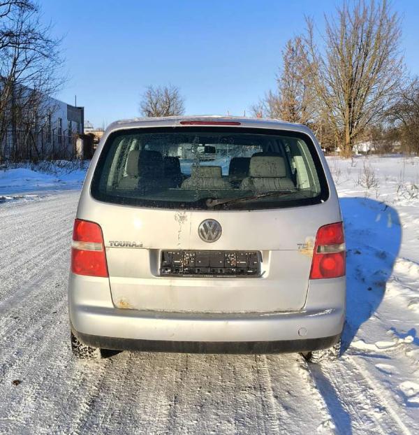 Grey Volkswagen Touran 2003 in Kaunas, with an engine capacity of 1.90 L and mileage of 430 thousand km for 1450 €, photo 5 on AUTOMOTO.COM.LV