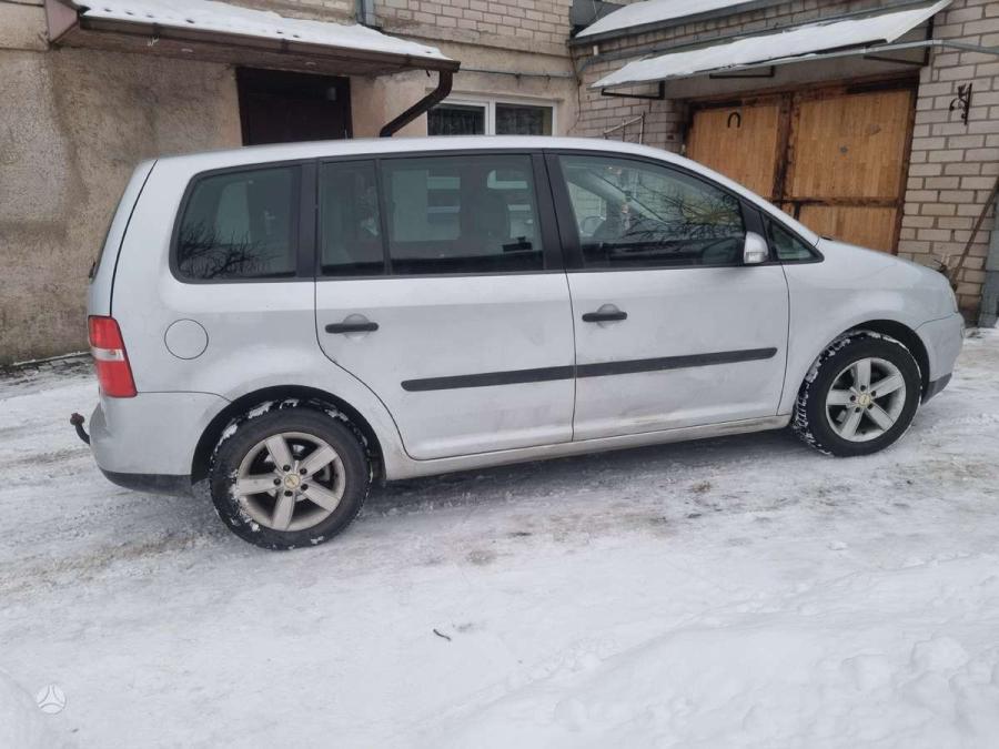 Pelēks Volkswagen Touran 2003 Šauļi, ar dzinēja tilpumu 1.90 L un nobraukumu 229 tūkst. km par 2000 €, foto 4 vietnē AUTOMOTO.COM.LV