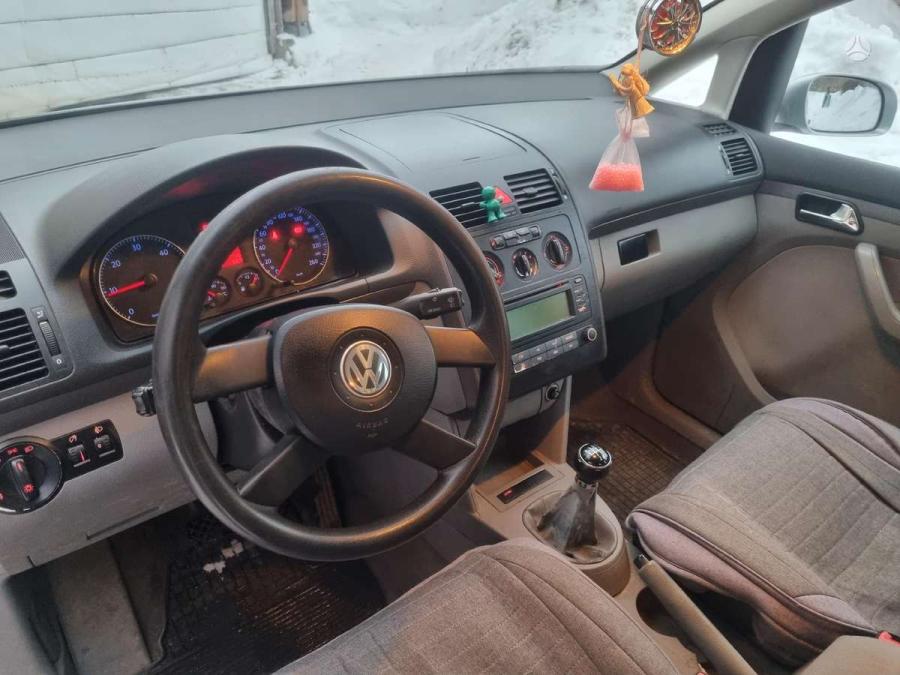 Pelēks Volkswagen Touran 2003 Šauļi, ar dzinēja tilpumu 1.90 L un nobraukumu 229 tūkst. km par 2000 €, foto 6 vietnē AUTOMOTO.COM.LV