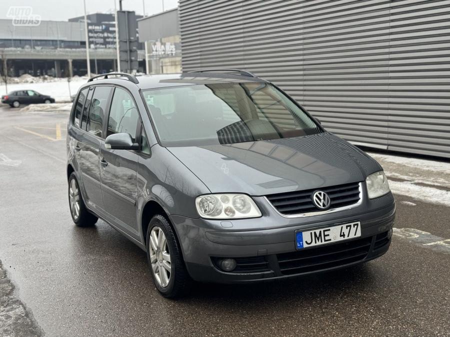 Pelēks Volkswagen Touran 2003 Viļņa, ar dzinēja tilpumu 1.90 L un nobraukumu 291 tūkst. km par 1650 €, foto 2 vietnē AUTOMOTO.COM.LV