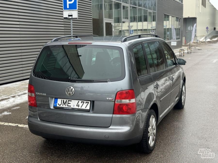 Pelēks Volkswagen Touran 2003 Viļņa, ar dzinēja tilpumu 1.90 L un nobraukumu 291 tūkst. km par 1650 €, foto 3 vietnē AUTOMOTO.COM.LV