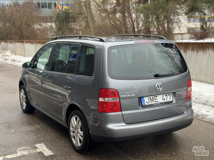 Pelēks Volkswagen Touran 2003 Viļņa, ar dzinēja tilpumu 1.90 L un nobraukumu 291 tūkst. km par 1650 €, foto 4 vietnē AUTOMOTO.COM.LV