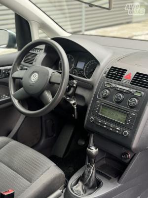 Pelēks Volkswagen Touran 2003 Viļņa, ar dzinēja tilpumu 1.90 L un nobraukumu 291 tūkst. km par 1650 €, foto 7 vietnē AUTOMOTO.COM.LV
