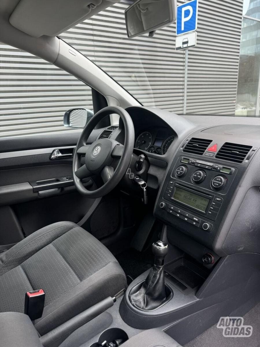 Pelēks Volkswagen Touran 2003 Viļņa, ar dzinēja tilpumu 1.90 L un nobraukumu 291 tūkst. km par 1650 €, foto 8 vietnē AUTOMOTO.COM.LV