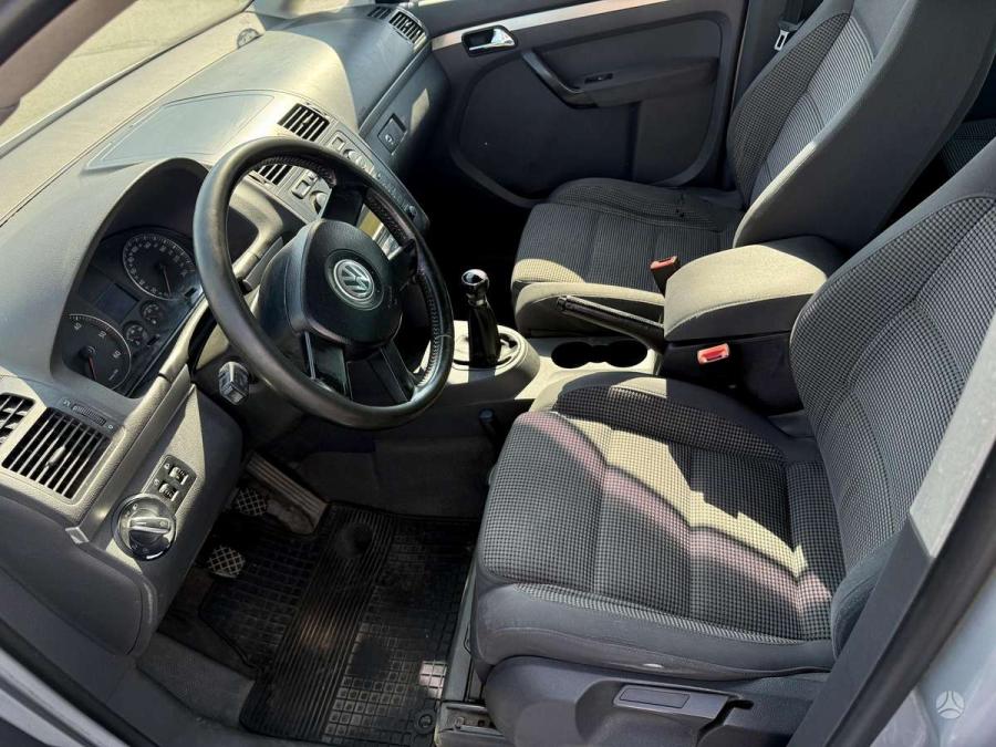 Pelēks Volkswagen Touran 2003 Klaipėda, ar dzinēja tilpumu 1.97 L un nobraukumu 398 tūkst. km par 1300 €, foto 5 vietnē AUTOMOTO.COM.LV