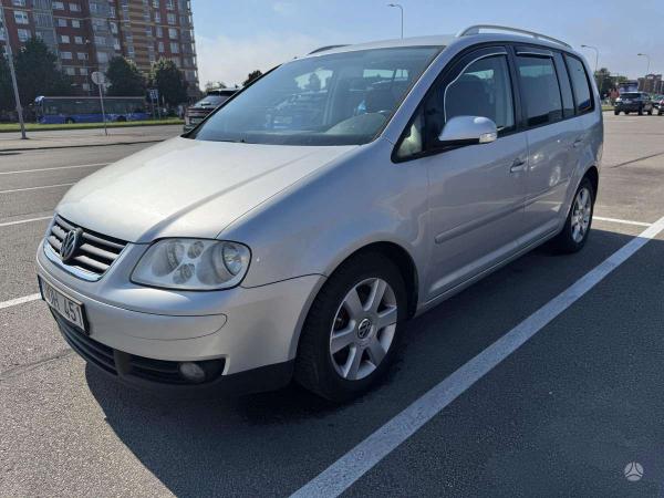 Pelēks Volkswagen Touran 2003 Klaipėda, ar dzinēja tilpumu 1.97 L un nobraukumu 398 tūkst. km par 1300 €, foto 6 vietnē AUTOMOTO.COM.LV