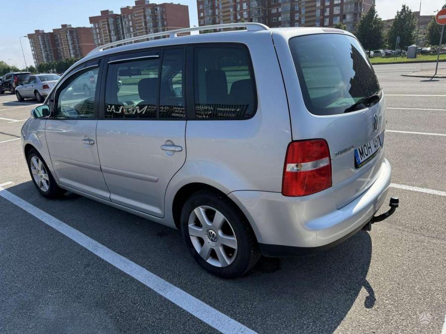 Pelēks Volkswagen Touran 2003 Klaipėda, ar dzinēja tilpumu 1.97 L un nobraukumu 398 tūkst. km par 1300 €, foto 8 vietnē AUTOMOTO.COM.LV
