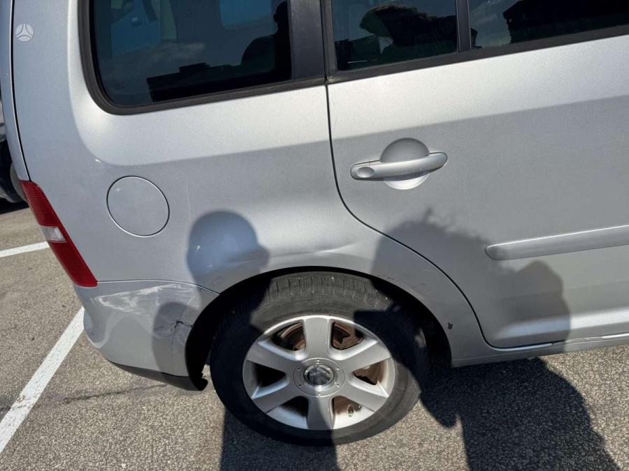 Pelēks Volkswagen Touran 2003 Klaipėda, ar dzinēja tilpumu 1.97 L un nobraukumu 398 tūkst. km par 1300 €, foto 10 vietnē AUTOMOTO.COM.LV