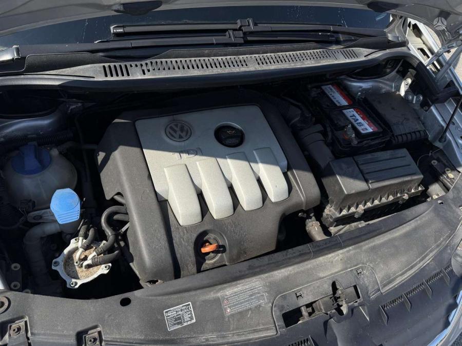Pelēks Volkswagen Touran 2003 Klaipėda, ar dzinēja tilpumu 1.97 L un nobraukumu 398 tūkst. km par 1300 €, foto 12 vietnē AUTOMOTO.COM.LV