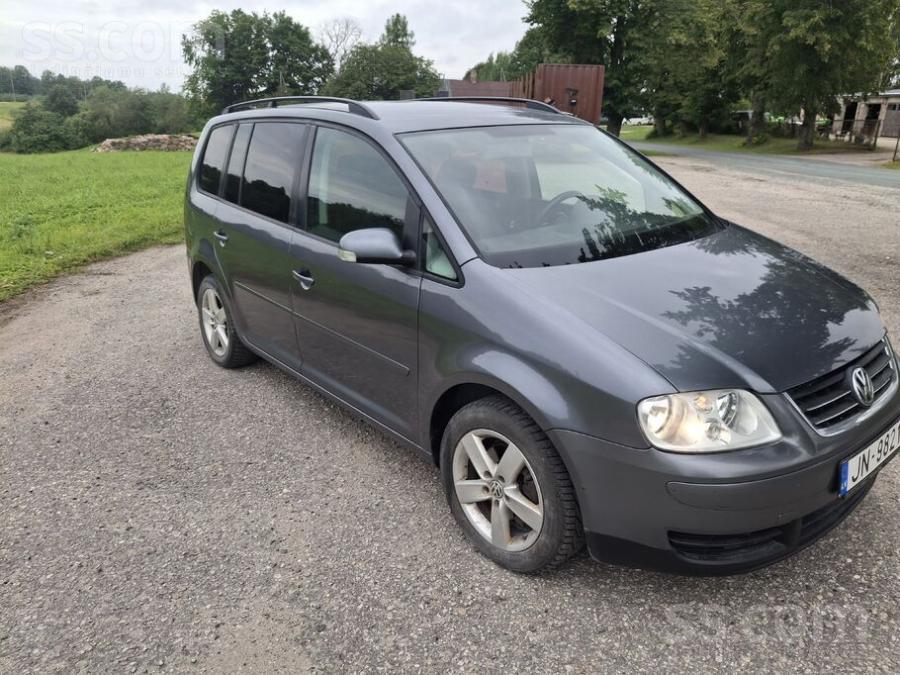 Pelēks Volkswagen Touran 2003 Valmiera, ar dzinēja tilpumu 2.00 L un nobraukumu 330 tūkst. km par 1800 €, foto 1 vietnē AUTOMOTO.COM.LV