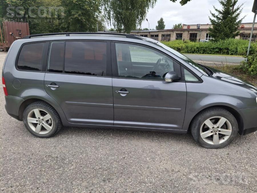 Pelēks Volkswagen Touran 2003 Valmiera, ar dzinēja tilpumu 2.00 L un nobraukumu 330 tūkst. km par 1800 €, foto 3 vietnē AUTOMOTO.COM.LV