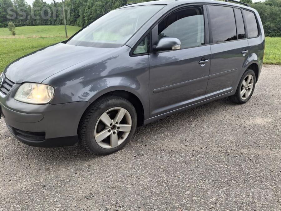 Pelēks Volkswagen Touran 2003 Valmiera, ar dzinēja tilpumu 2.00 L un nobraukumu 330 tūkst. km par 1800 €, foto 4 vietnē AUTOMOTO.COM.LV