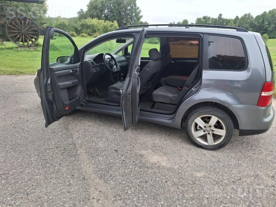 Pelēks Volkswagen Touran 2003 Valmiera, ar dzinēja tilpumu 2.00 L un nobraukumu 330 tūkst. km par 1800 €, foto 5 vietnē AUTOMOTO.COM.LV