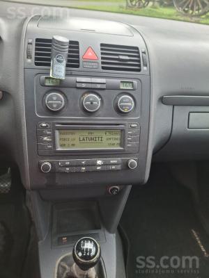 Pelēks Volkswagen Touran 2003 Valmiera, ar dzinēja tilpumu 2.00 L un nobraukumu 330 tūkst. km par 1800 €, foto 9 vietnē AUTOMOTO.COM.LV