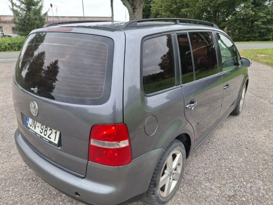 Pelēks Volkswagen Touran 2003 Valmiera, ar dzinēja tilpumu 2.00 L un nobraukumu 330 tūkst. km par 1800 €, foto 11 vietnē AUTOMOTO.COM.LV