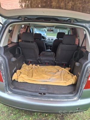 Pelēks Volkswagen Touran 2003 Valmiera, ar dzinēja tilpumu 2.00 L un nobraukumu 330 tūkst. km par 1800 €, foto 14 vietnē AUTOMOTO.COM.LV