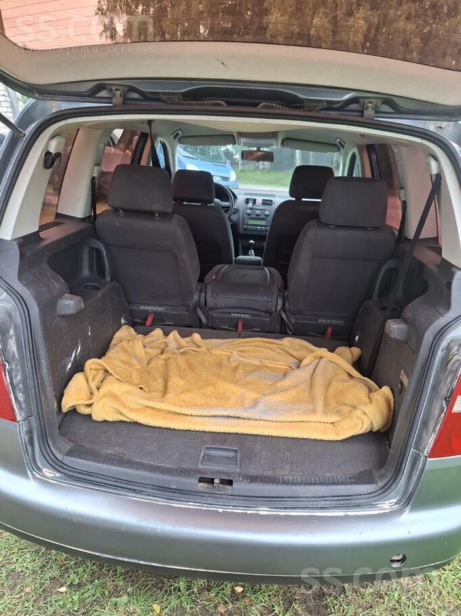 Pelēks Volkswagen Touran 2003 Valmiera, ar dzinēja tilpumu 2.00 L un nobraukumu 330 tūkst. km par 1800 €, foto 14 vietnē AUTOMOTO.COM.LV
