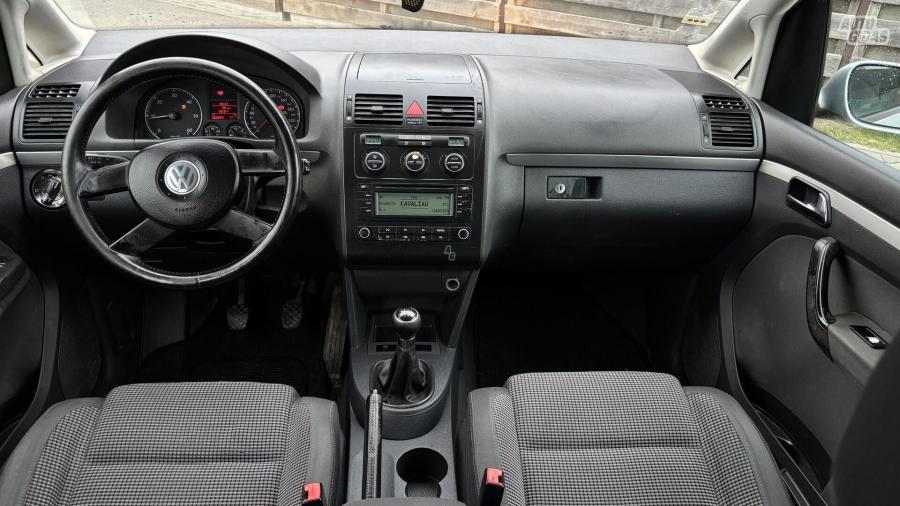 Pelēks Volkswagen Touran 2003 Šilutė, ar dzinēja tilpumu 2.00 L un nobraukumu 357 tūkst. km par 1450 €, foto 10 vietnē AUTOMOTO.COM.LV