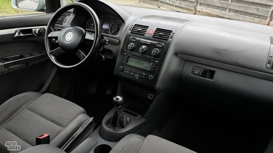 Pelēks Volkswagen Touran 2003 Šilutė, ar dzinēja tilpumu 2.00 L un nobraukumu 357 tūkst. km par 1450 €, foto 11 vietnē AUTOMOTO.COM.LV