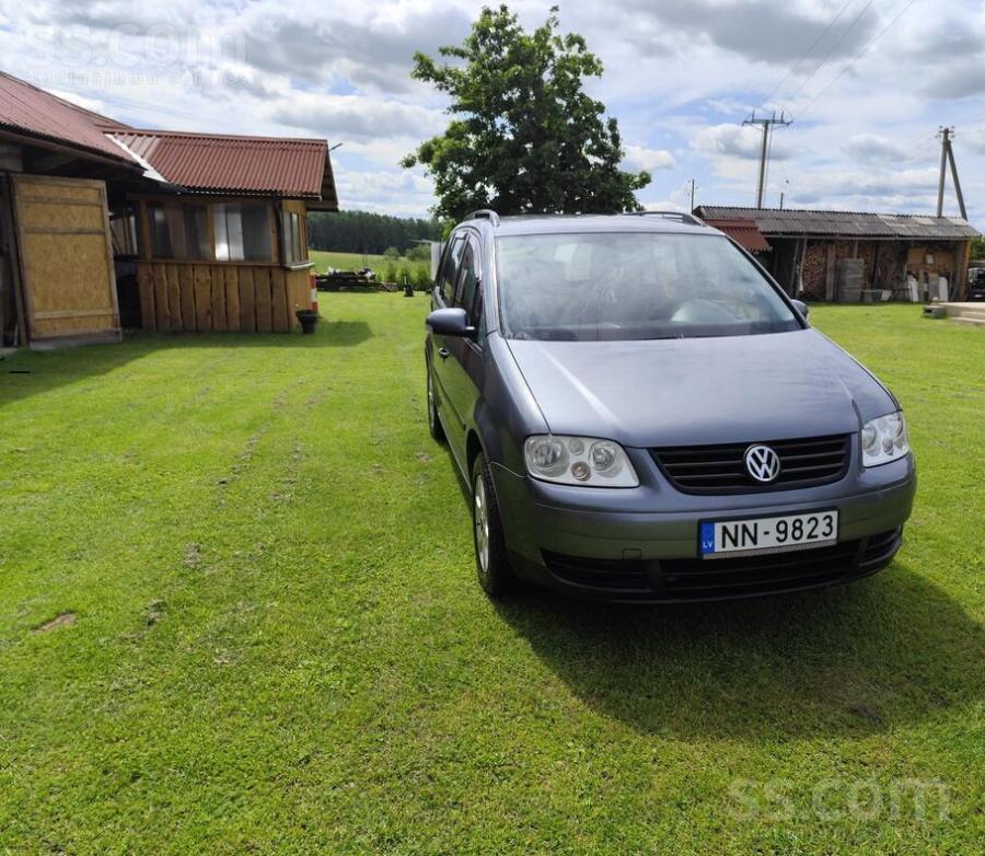 Grey Volkswagen Touran 2004 in Aluksne, with an engine capacity of 1.90 L and mileage of 393 thousand km for 2600 €, photo 1 on AUTOMOTO.COM.LV