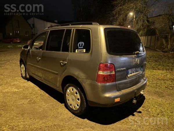 Pelēks Volkswagen Touran 2004 Rīga, ar dzinēja tilpumu 1.60 L un nobraukumu 0 tūkst. km par 1300 €, foto 4 vietnē AUTOMOTO.COM.LV