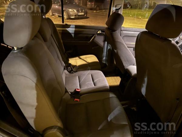 Pelēks Volkswagen Touran 2004 Rīga, ar dzinēja tilpumu 1.60 L un nobraukumu 0 tūkst. km par 1300 €, foto 7 vietnē AUTOMOTO.COM.LV