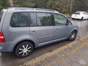 Grey Volkswagen Touran 2004 in Panevezys, with an engine capacity of 2.00 L and mileage of 299 thousand km for 2950 €, photo 2 on AUTOMOTO.COM.LV