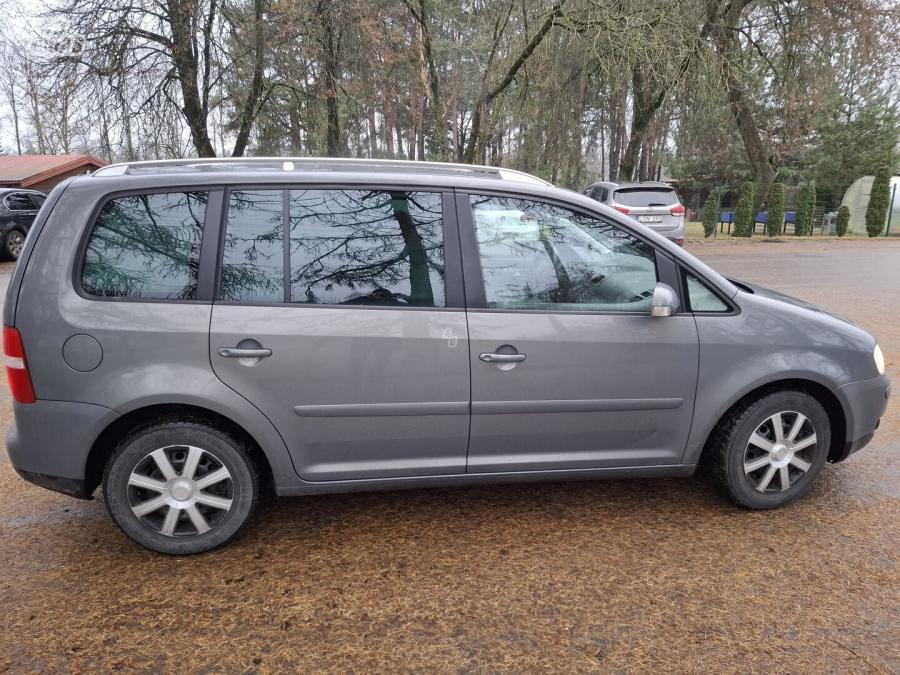 Grey Volkswagen Touran 2004 in Panevezys, with an engine capacity of 2.00 L and mileage of 299 thousand km for 2950 €, photo 9 on AUTOMOTO.COM.LV