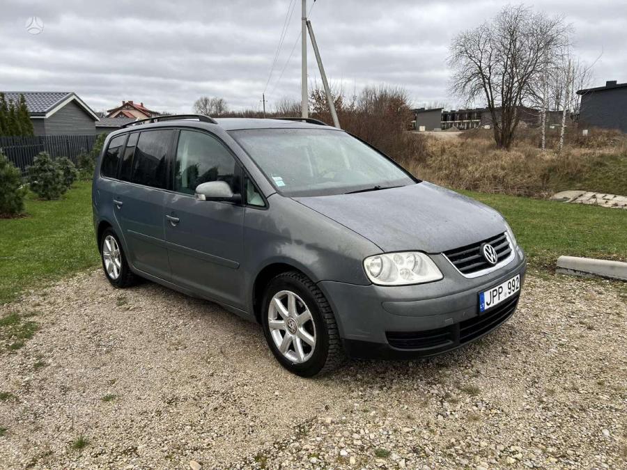 Grey Volkswagen Touran 2004 in Klaipeda, with an engine capacity of 1.90 L and mileage of 346 thousand km for 1750 €, photo 1 on AUTOMOTO.COM.LV