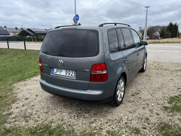 Grey Volkswagen Touran 2004 in Klaipeda, with an engine capacity of 1.90 L and mileage of 346 thousand km for 1750 €, photo 4 on AUTOMOTO.COM.LV