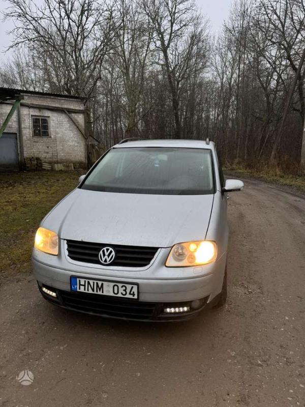 Grey Volkswagen Touran 2004 in Anyksciai, with an engine capacity of 1.97 L and mileage of 320 thousand km for 499 €, photo 1 on AUTOMOTO.COM.LV