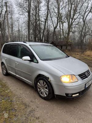 Grey Volkswagen Touran 2004 in Anyksciai, with an engine capacity of 1.97 L and mileage of 320 thousand km for 499 €, photo 2 on AUTOMOTO.COM.LV