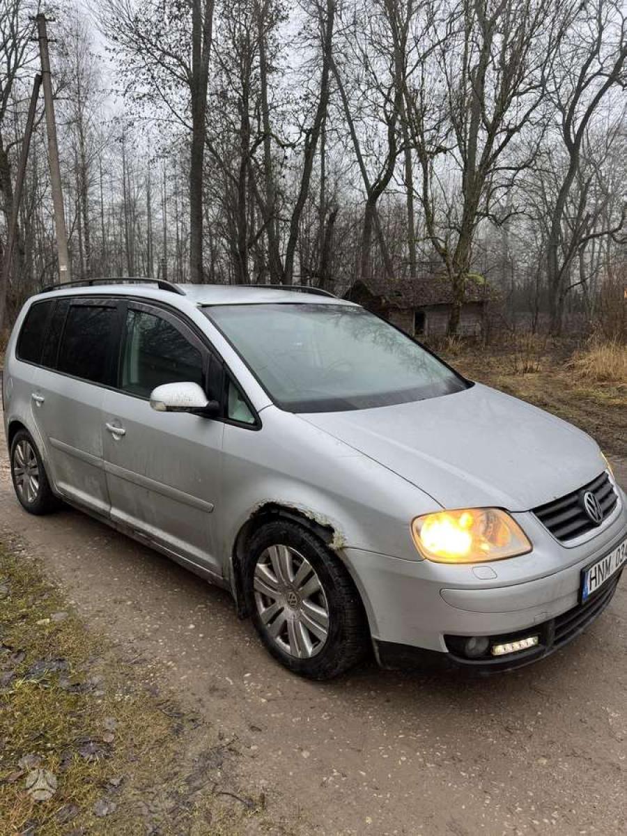 Grey Volkswagen Touran 2004 in Anyksciai, with an engine capacity of 1.97 L and mileage of 320 thousand km for 499 €, photo 2 on AUTOMOTO.COM.LV