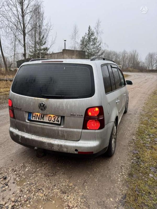 Grey Volkswagen Touran 2004 in Anyksciai, with an engine capacity of 1.97 L and mileage of 320 thousand km for 499 €, photo 3 on AUTOMOTO.COM.LV