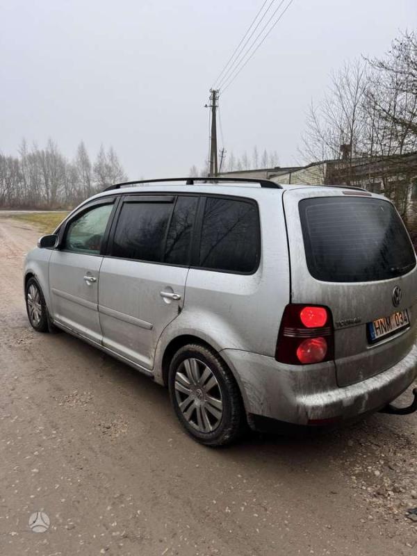 Grey Volkswagen Touran 2004 in Anyksciai, with an engine capacity of 1.97 L and mileage of 320 thousand km for 499 €, photo 4 on AUTOMOTO.COM.LV