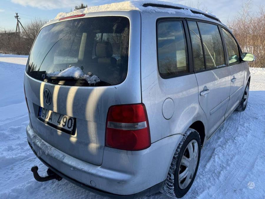 Pelēks Volkswagen Touran 2004 Šauļi, ar dzinēja tilpumu 1.97 L un nobraukumu 398 tūkst. km par 600 €, foto 5 vietnē AUTOMOTO.COM.LV