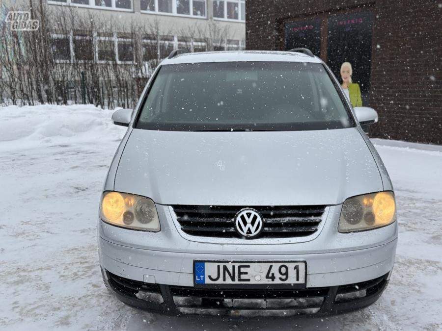 Pelēks Volkswagen Touran 2004 Kaišiadorys, ar dzinēja tilpumu 2.00 L un nobraukumu 370 tūkst. km par 800 €, foto 2 vietnē AUTOMOTO.COM.LV