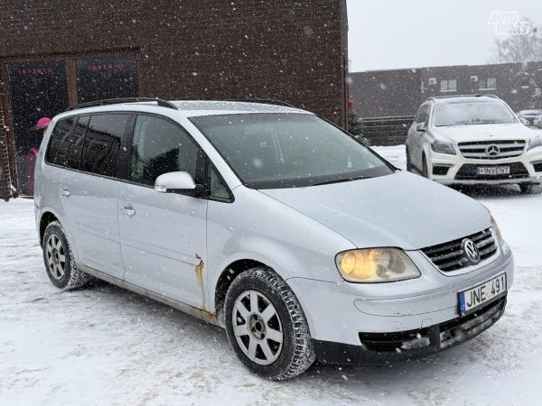 Pelēks Volkswagen Touran 2004 Kaišiadorys, ar dzinēja tilpumu 2.00 L un nobraukumu 370 tūkst. km par 950 €, foto 3 vietnē AUTOMOTO.COM.LV