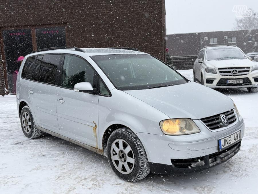 Pelēks Volkswagen Touran 2004 Kaišiadorys, ar dzinēja tilpumu 2.00 L un nobraukumu 370 tūkst. km par 800 €, foto 3 vietnē AUTOMOTO.COM.LV