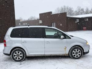 Pelēks Volkswagen Touran 2004 Kaišiadorys, ar dzinēja tilpumu 2.00 L un nobraukumu 370 tūkst. km par 800 €, foto 4 vietnē AUTOMOTO.COM.LV