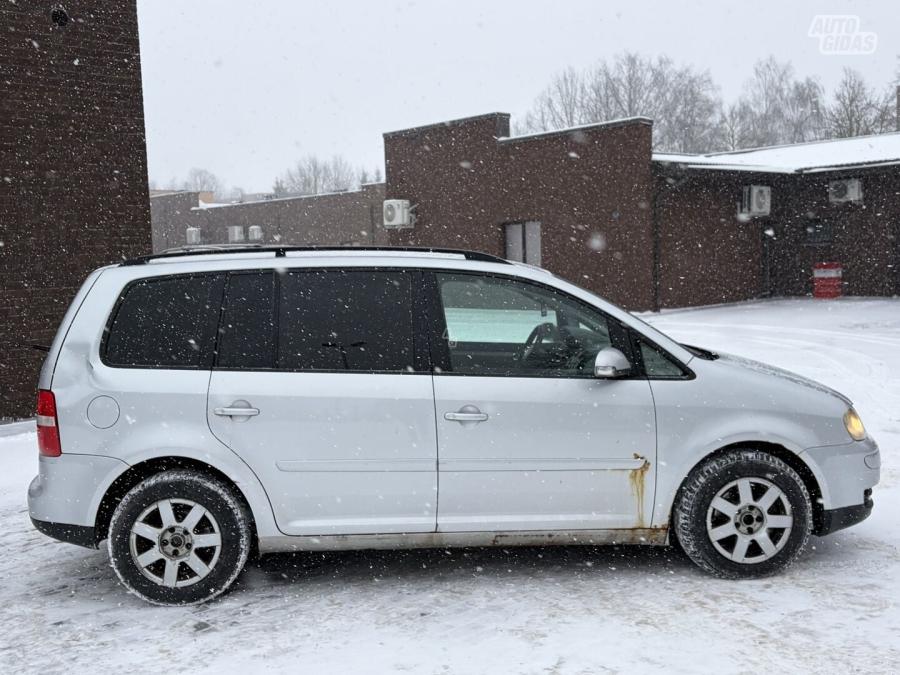Pelēks Volkswagen Touran 2004 Kaišiadorys, ar dzinēja tilpumu 2.00 L un nobraukumu 370 tūkst. km par 800 €, foto 4 vietnē AUTOMOTO.COM.LV