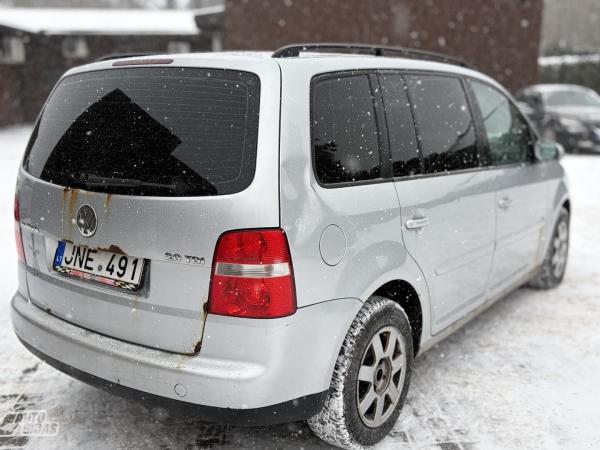 Pelēks Volkswagen Touran 2004 Kaišiadorys, ar dzinēja tilpumu 2.00 L un nobraukumu 370 tūkst. km par 950 €, foto 5 vietnē AUTOMOTO.COM.LV