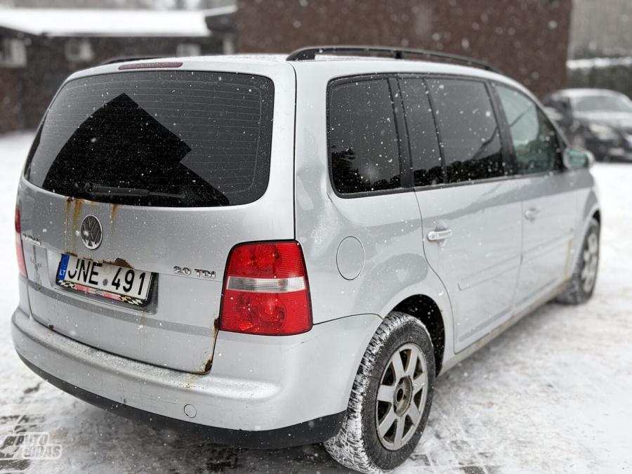 Pelēks Volkswagen Touran 2004 Kaišiadorys, ar dzinēja tilpumu 2.00 L un nobraukumu 370 tūkst. km par 800 €, foto 5 vietnē AUTOMOTO.COM.LV