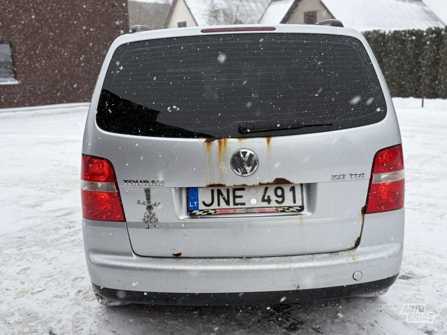 Pelēks Volkswagen Touran 2004 Kaišiadorys, ar dzinēja tilpumu 2.00 L un nobraukumu 370 tūkst. km par 800 €, foto 6 vietnē AUTOMOTO.COM.LV