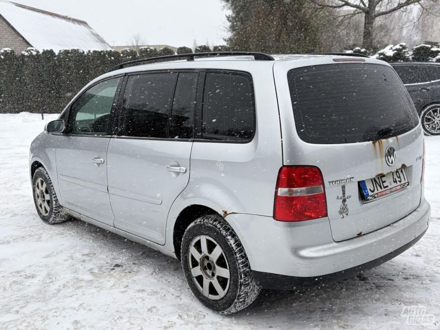 Pelēks Volkswagen Touran 2004 Kaišiadorys, ar dzinēja tilpumu 2.00 L un nobraukumu 370 tūkst. km par 800 €, foto 7 vietnē AUTOMOTO.COM.LV