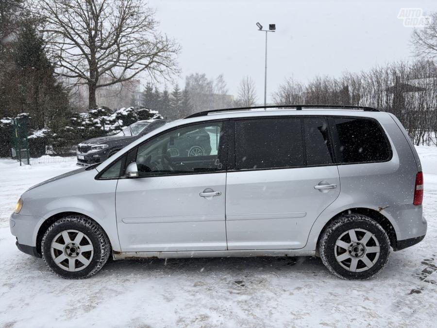 Pelēks Volkswagen Touran 2004 Kaišiadorys, ar dzinēja tilpumu 2.00 L un nobraukumu 370 tūkst. km par 800 €, foto 8 vietnē AUTOMOTO.COM.LV