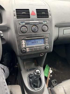 Pelēks Volkswagen Touran 2004 Kaišiadorys, ar dzinēja tilpumu 2.00 L un nobraukumu 370 tūkst. km par 800 €, foto 13 vietnē AUTOMOTO.COM.LV