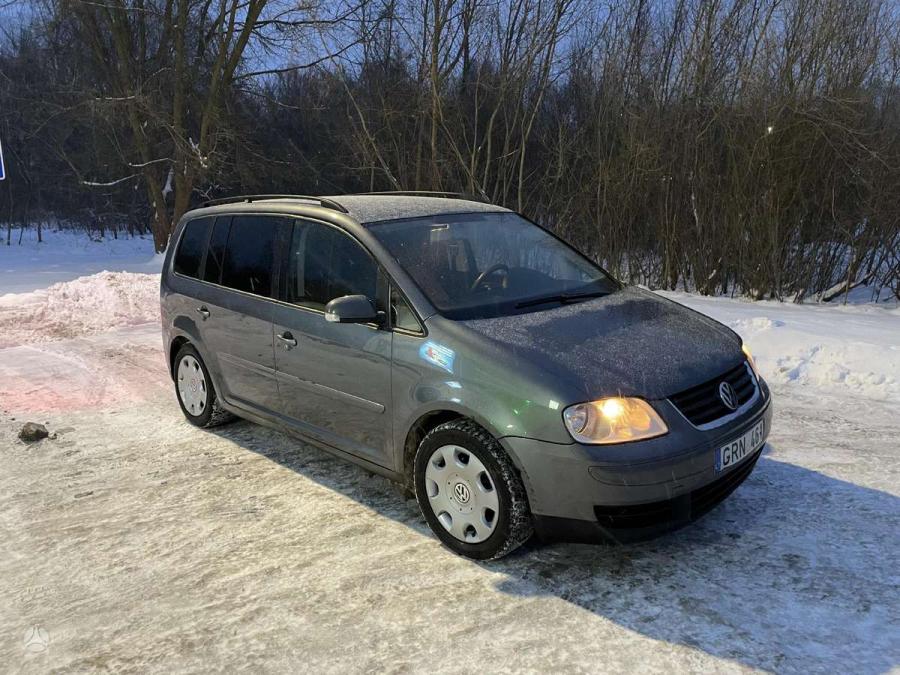 Pelēks Volkswagen Touran 2004 Panevēža, ar dzinēja tilpumu 1.97 L un nobraukumu 476 tūkst. km par 1450 €, foto 1 vietnē AUTOMOTO.COM.LV