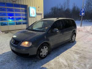 Pelēks Volkswagen Touran 2004 Panevēža, ar dzinēja tilpumu 1.97 L un nobraukumu 476 tūkst. km par 1450 €, foto 3 vietnē AUTOMOTO.COM.LV